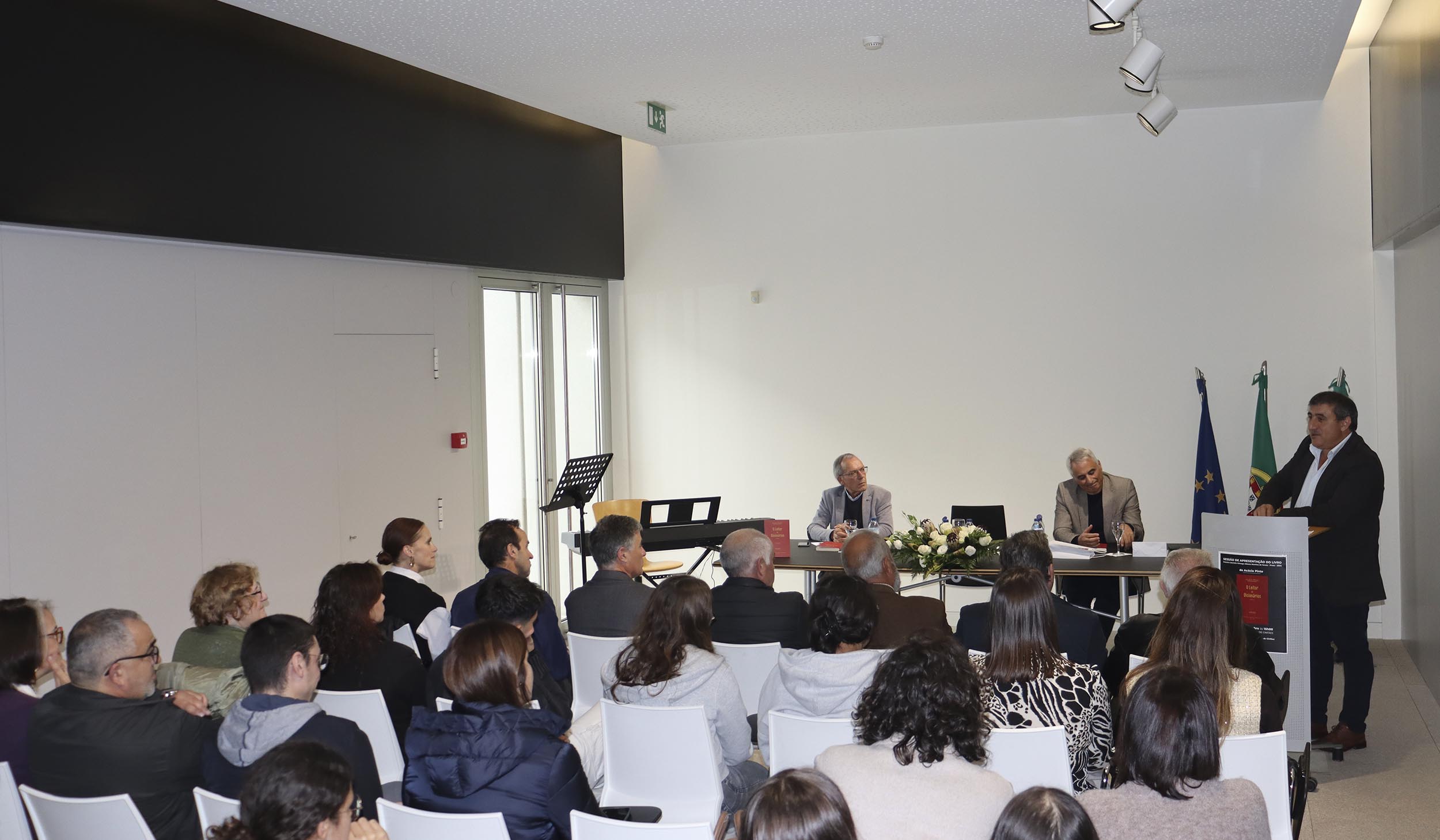 Livro “O Leitor de Dicionários” de Acácio Pinto apresentado na ...